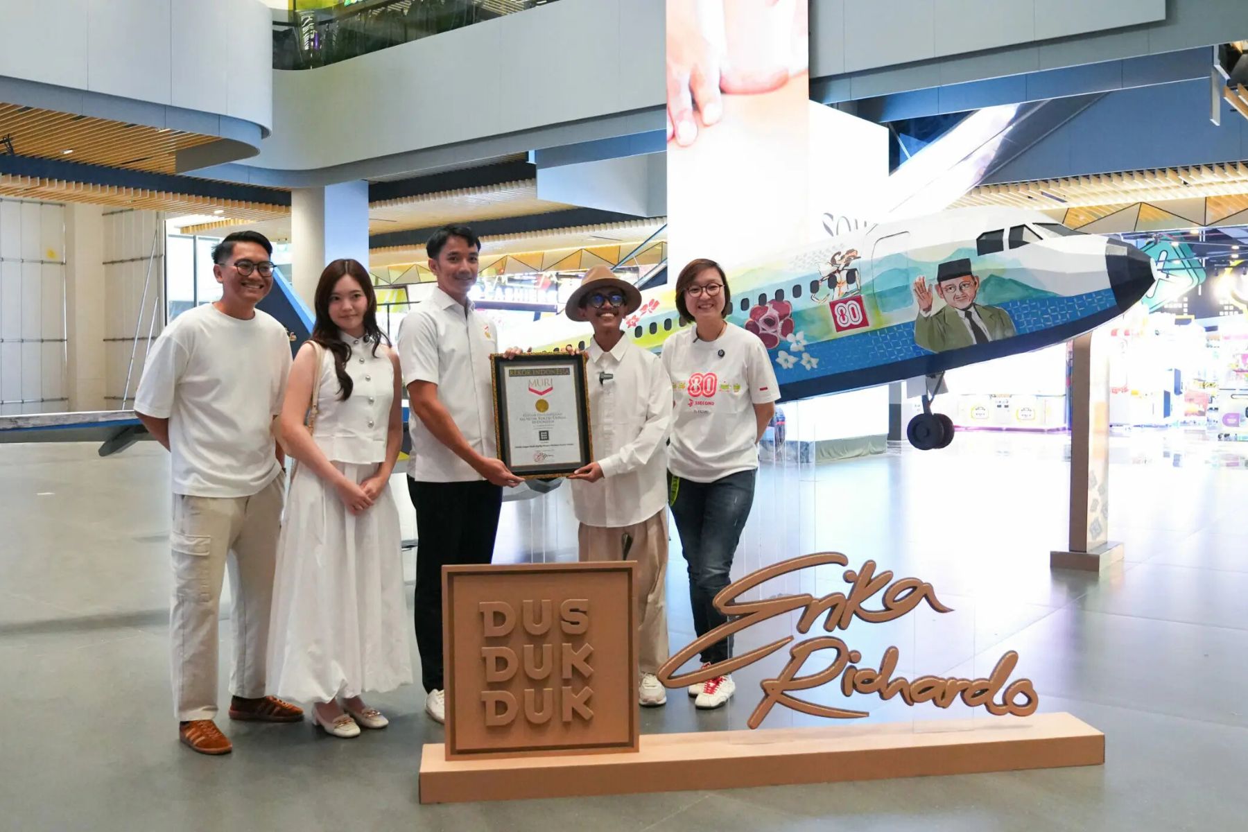 Erika Richardo x Dus Duk Duk Hadirkan Pesawat Kardus Terbesar - Dusdukduk